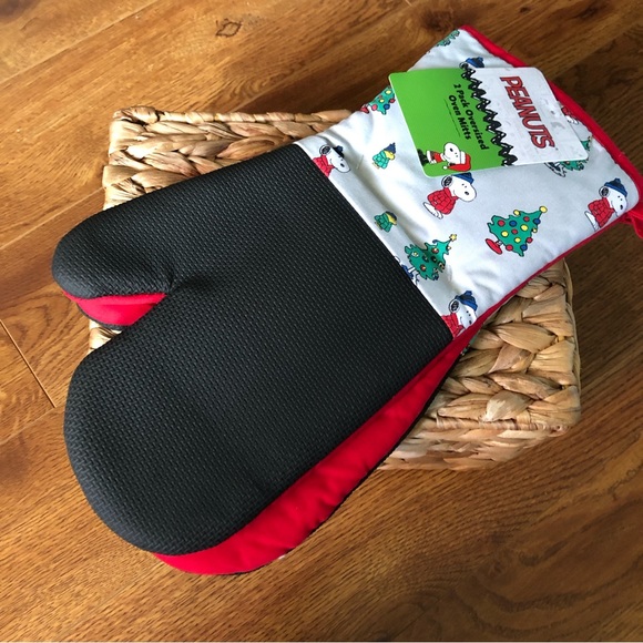 Peanuts | Kitchen | Peanuts 2 Pack Oversized Oven Mitts Snoopy ...